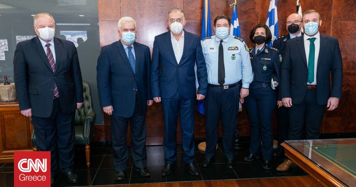 Η Ελληνική Αστυνομία πρωτοστατεί στην ανακύκλωση και επιβραβεύεται - CNN.gr