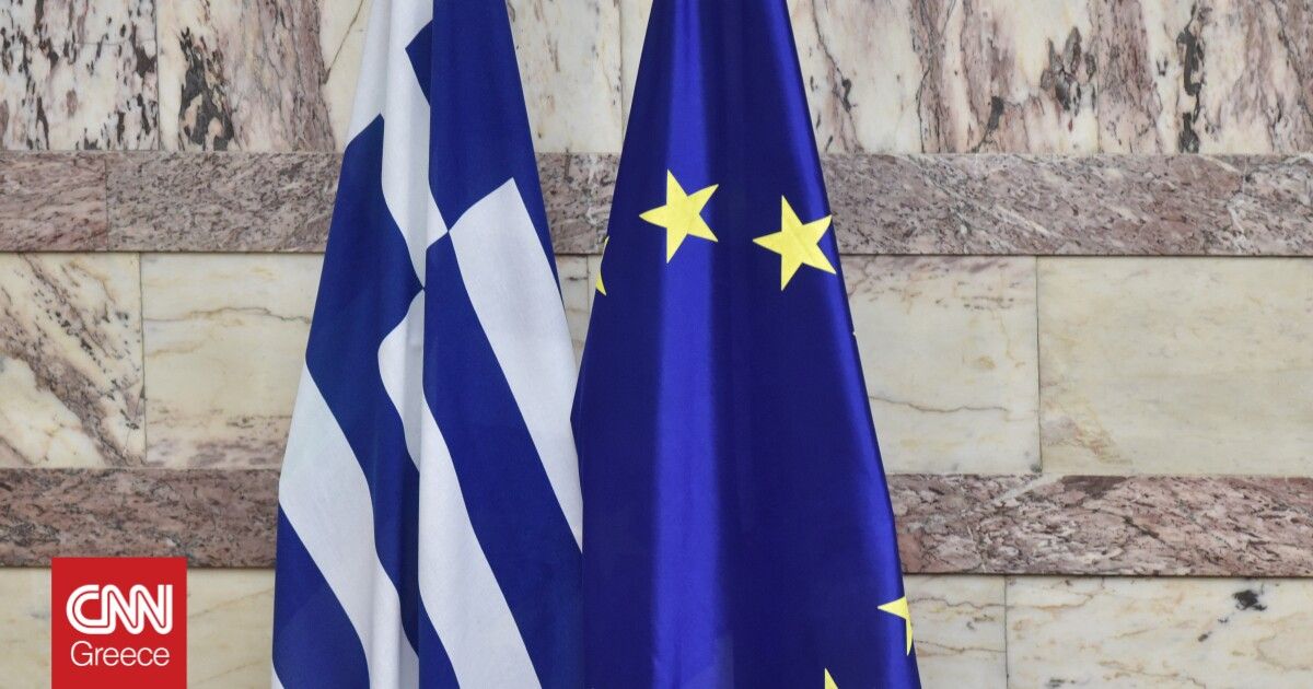 Ατύχημα στη Βουλή: Έπεσε στο κεφάλι υπαλλήλου η ελληνική σημαία - CNN.gr