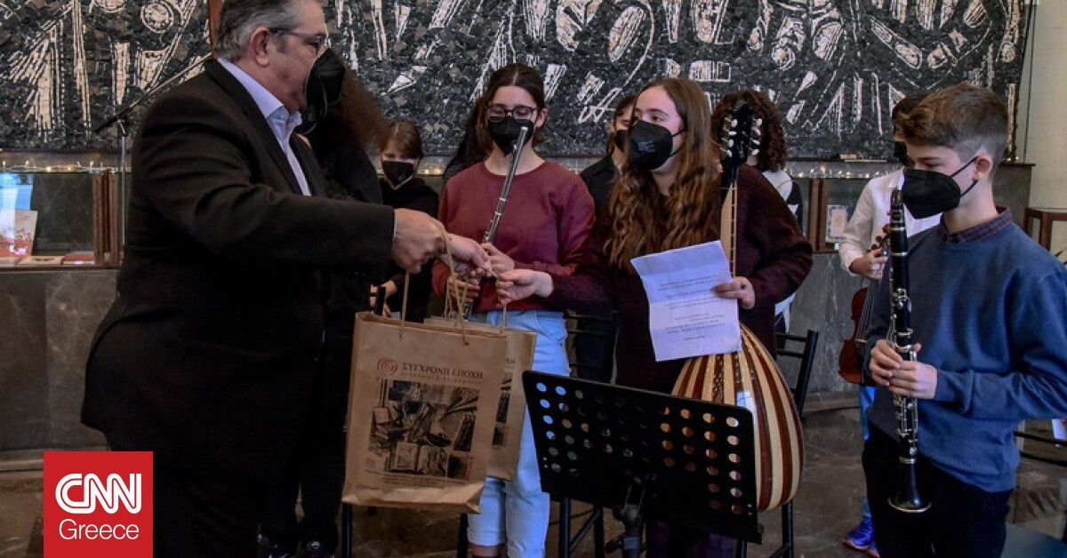 Τα πρωτοχρονιάτικα κάλαντα στον Δημήτρη Κουτσούμπα - CNN.gr