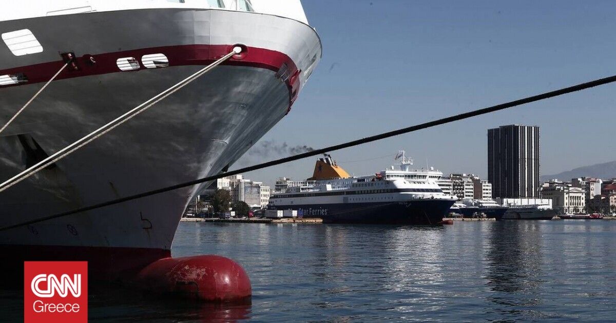 Πτώση οχήματος στο λιμάνι του Πειραιά - Καλά στην υγεία τους οι ...