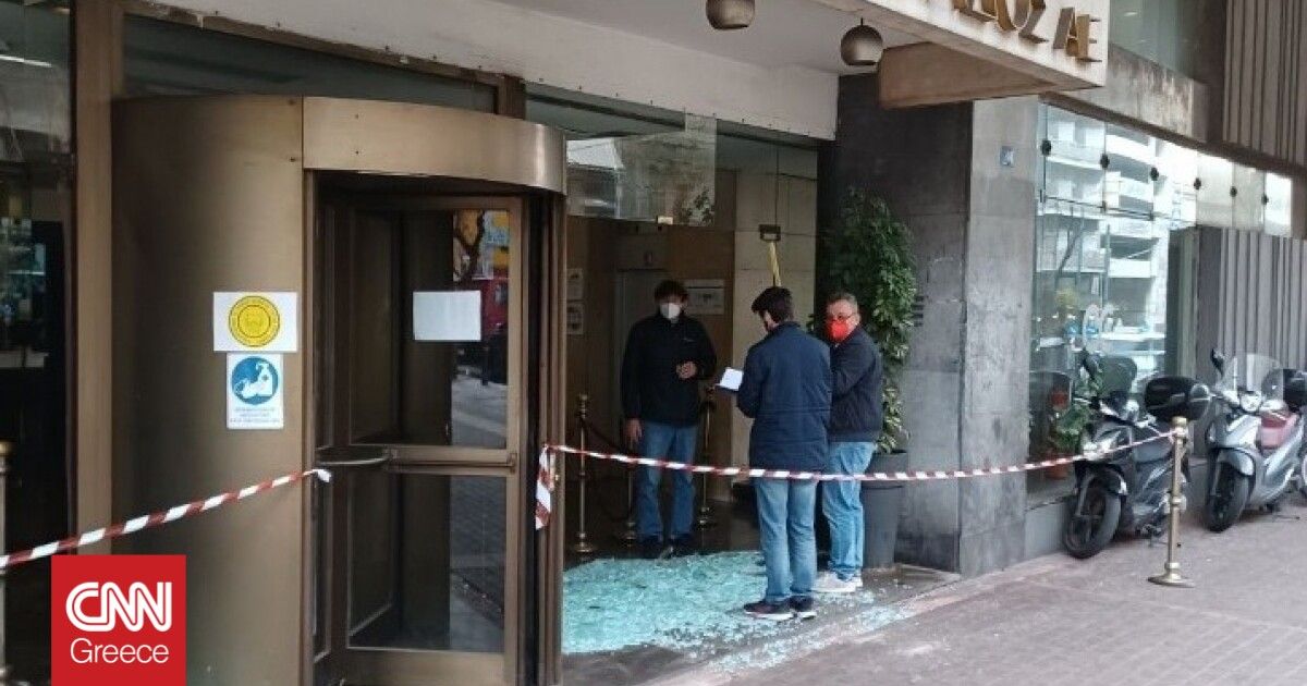 Επίθεση στα κεντρικά γραφεία του ΟΣΕ - Έσπασαν τα τζάμια με σφυριά - CNN.gr