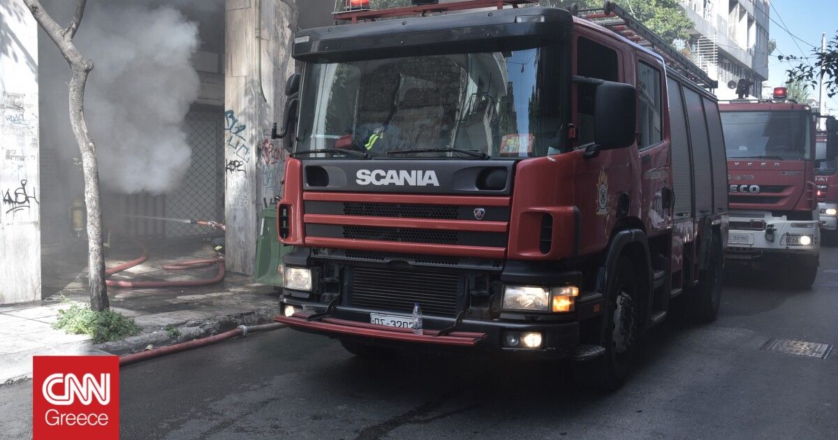 Μεγάλη φωτιά σε αποθήκη στο Καπανδρίτι Αττικής - CNN.gr