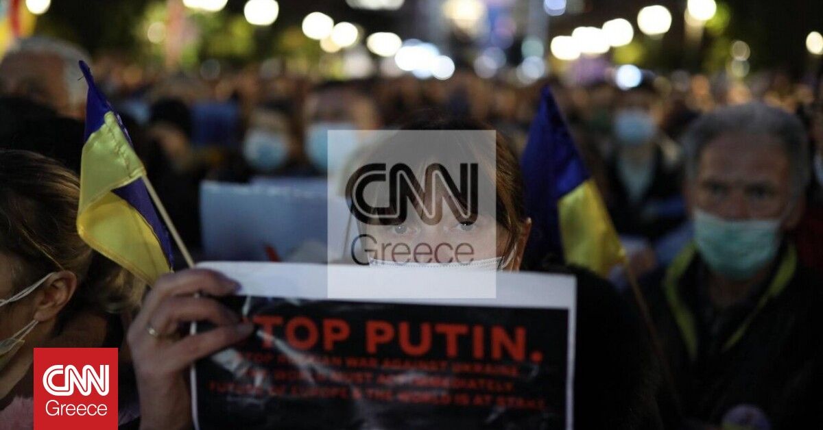 Πόλεμος Ουκρανία: Λαοθάλασσα στο Σύνταγμα κατά της ρωσικής εισβολής ...