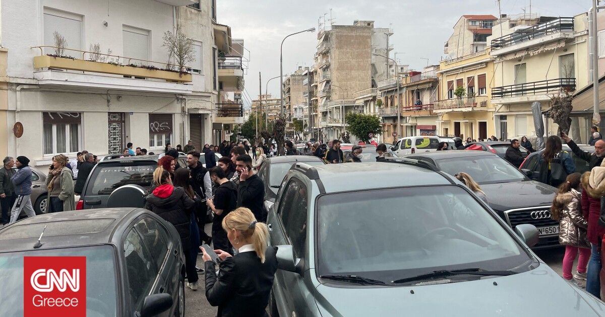 Πάτρα: Πλήθος συγκεντρωμένο έξω από το σπίτι της Ρούλας Πισπιρίγκου ...