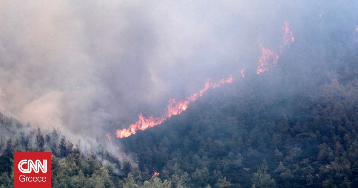Μαίνεται η πυρκαγιά στο Λιβαδάκι Ηλείας - Εκκενώθηκε το χωριό - CNN.gr