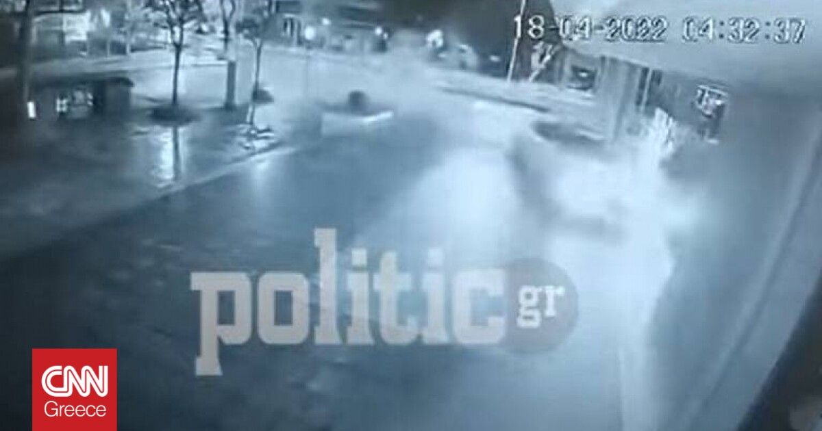 Καλαμαριά: Καρέ - καρέ η στιγμή που αυτοκίνητο «καρφώνεται» σε ...
