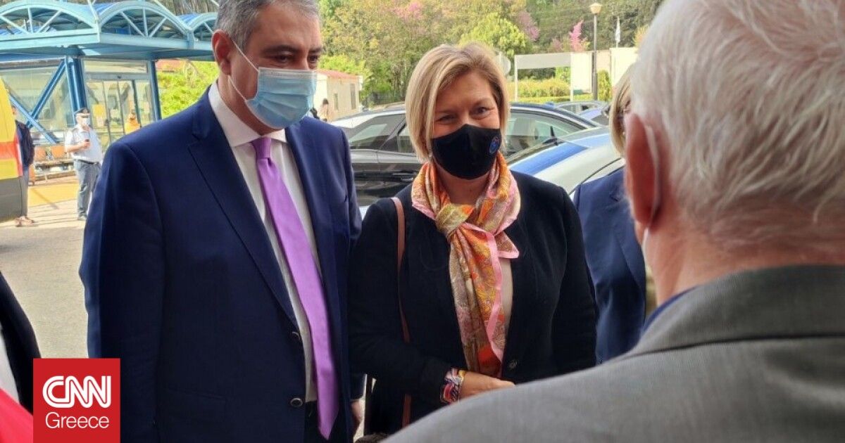 Τα νοσοκομεία Ιωαννίνων και Αιγίου επισκέφτηκε η Μίνα Γκάγκα - CNN.gr