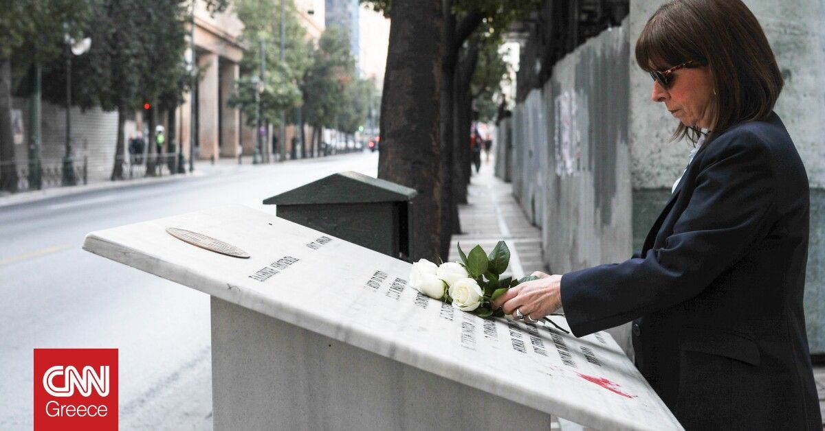 Στο μνημείο των θυμάτων της Marfin η Σακελλαροπούλου - CNN.gr