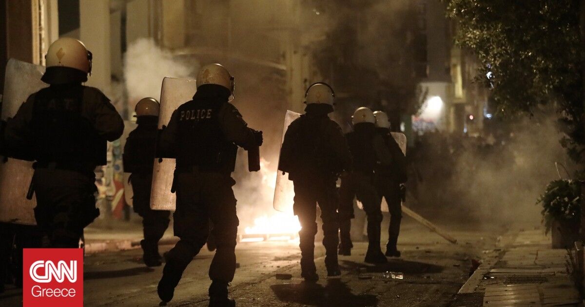 Επεισόδια στα Εξάρχεια: Βόμβες μολότοφ εναντίον αστυνομικών τα ...