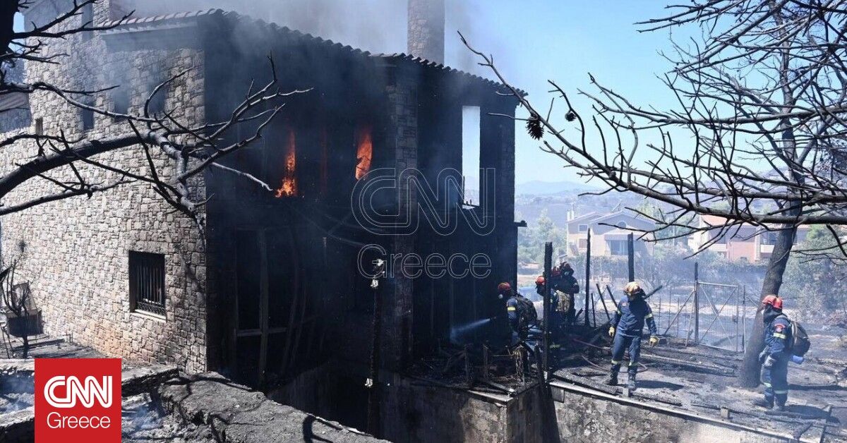 Διώνη: Εικόνες που κόβουν την ανάσα - Σπίτι έχει παραδοθεί στις φλόγες ...