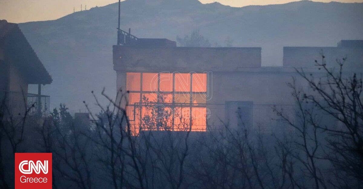 Φωτιά Πεντέλη: Στις φλόγες σπίτια σε Ντράφι, Παλλήνη, Ανθούσα και Διώνη ...