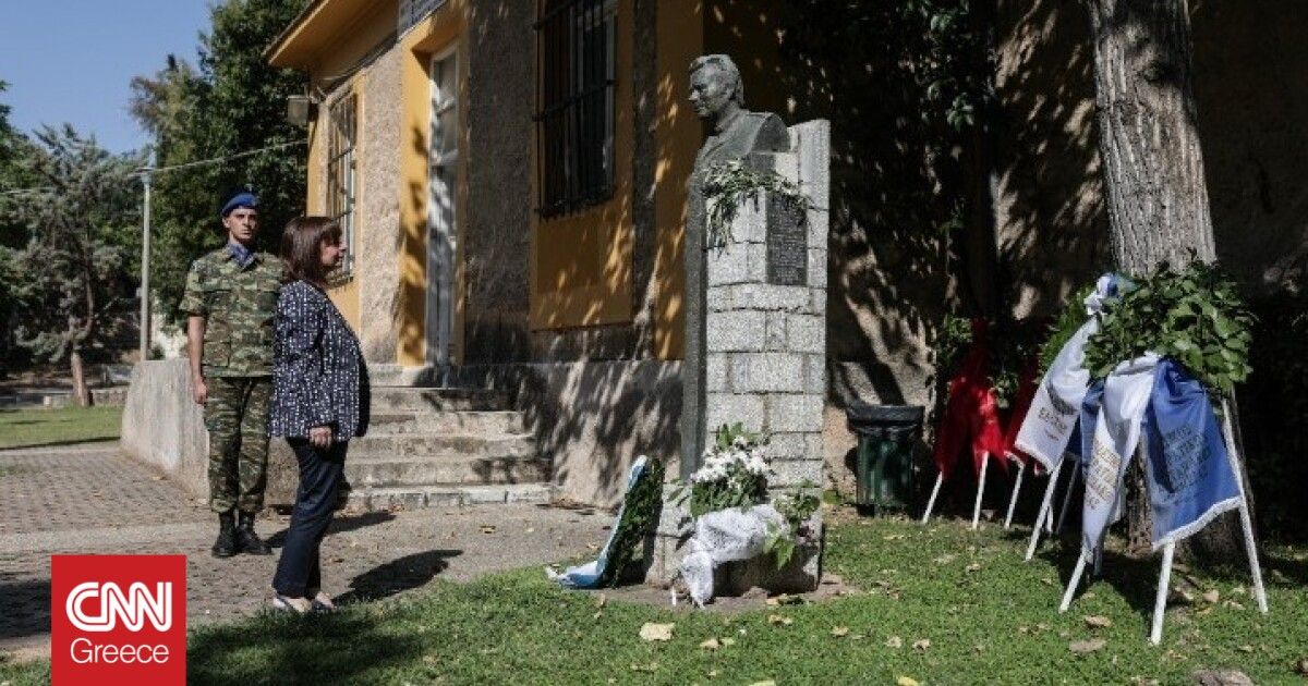Στεφάνι στην προτομή του Σπύρου Μουστακλή από την Κατερίνα ...