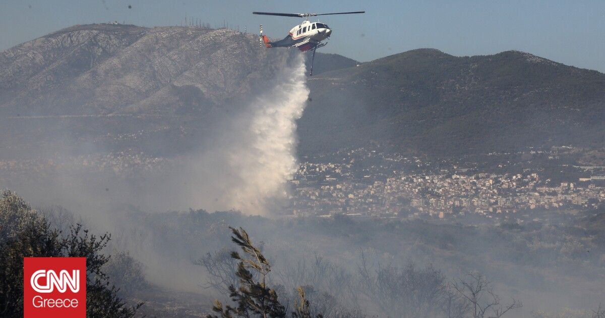 Φωτιά στη Νέα Πέραμο: Αναγκαστική προσθαλάσσωση πυροσβεστικού ...