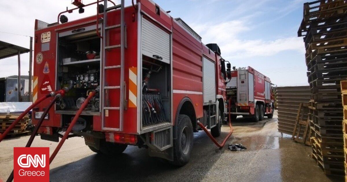 Εύβοια: Αυτοκίνητο τυλίχτηκε στις φλόγες - Στο σημείο πυροσβεστικές ...