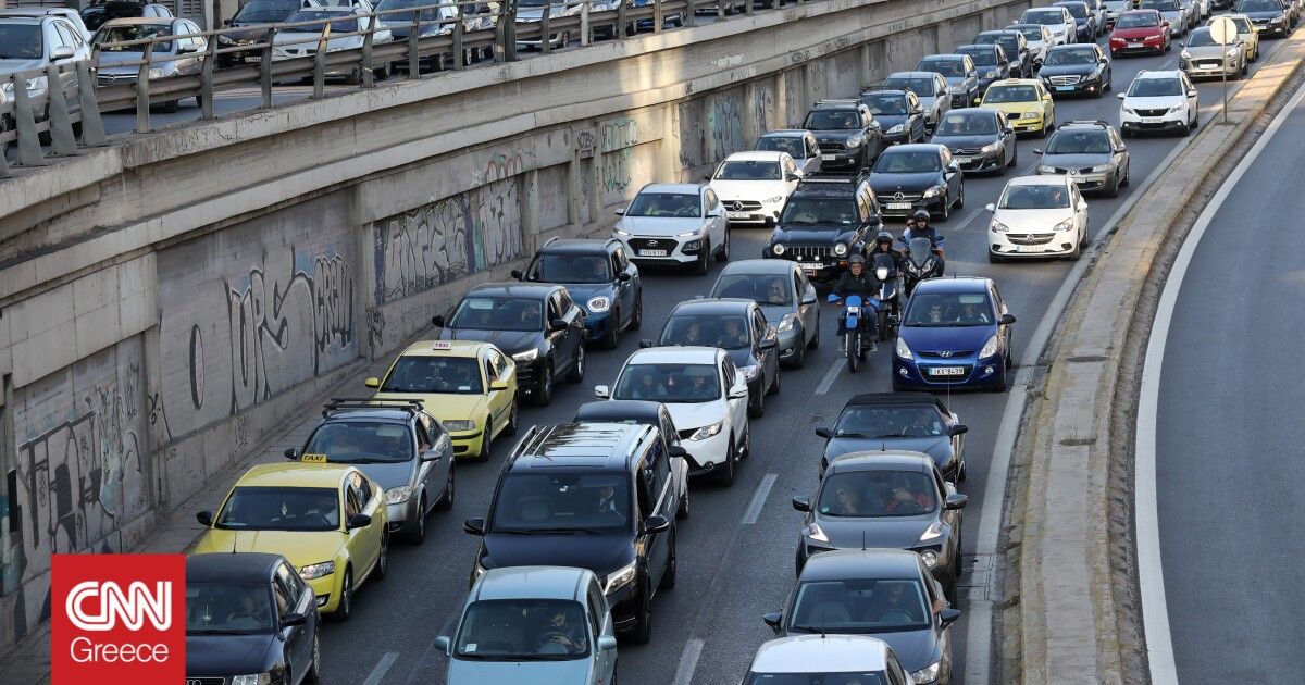 Κίνηση στην Κηφισίας λόγω τροχαίου - Όχημα καρφώθηκε σε κολώνα - CNN.gr