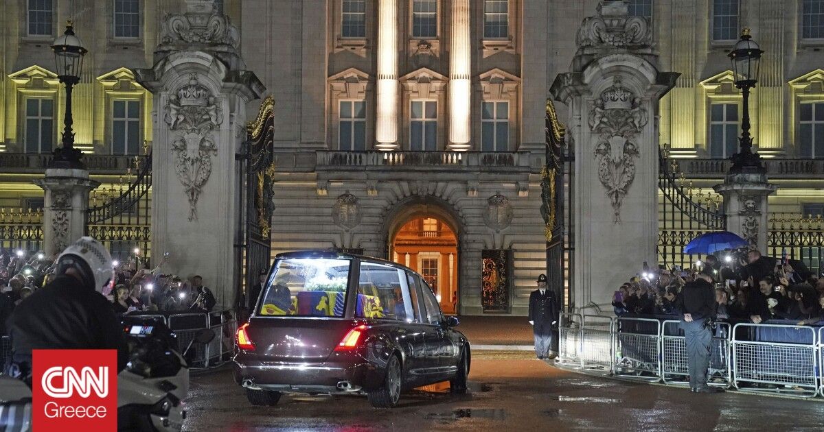 Βασίλισσα Ελισάβετ: Στο Μπάκιγχαμ το φέρετρο - Πλήθος κόσμου έξω από τα ...
