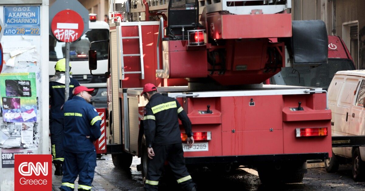 Φωτιά σε εγκαταλελειμμένο κτήριο στο κέντρο της Αθήνας - CNN.gr