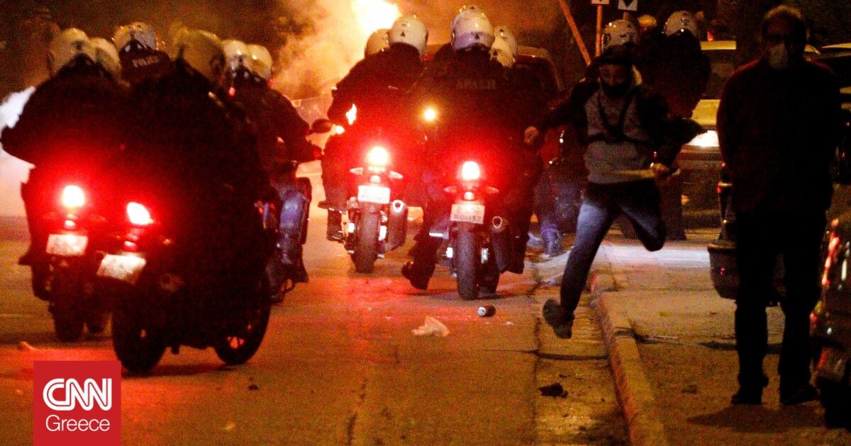 Ξεκίνησε η δίκη των «11» για τα επεισόδια στη Νέα Σμύρνη - CNN.gr