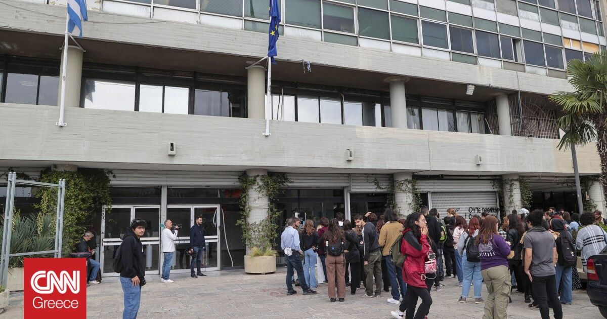 ΑΠΘ: Διαμαρτυρία φοιτητών στο κτήριο της διοίκησης για την πτώση του ...