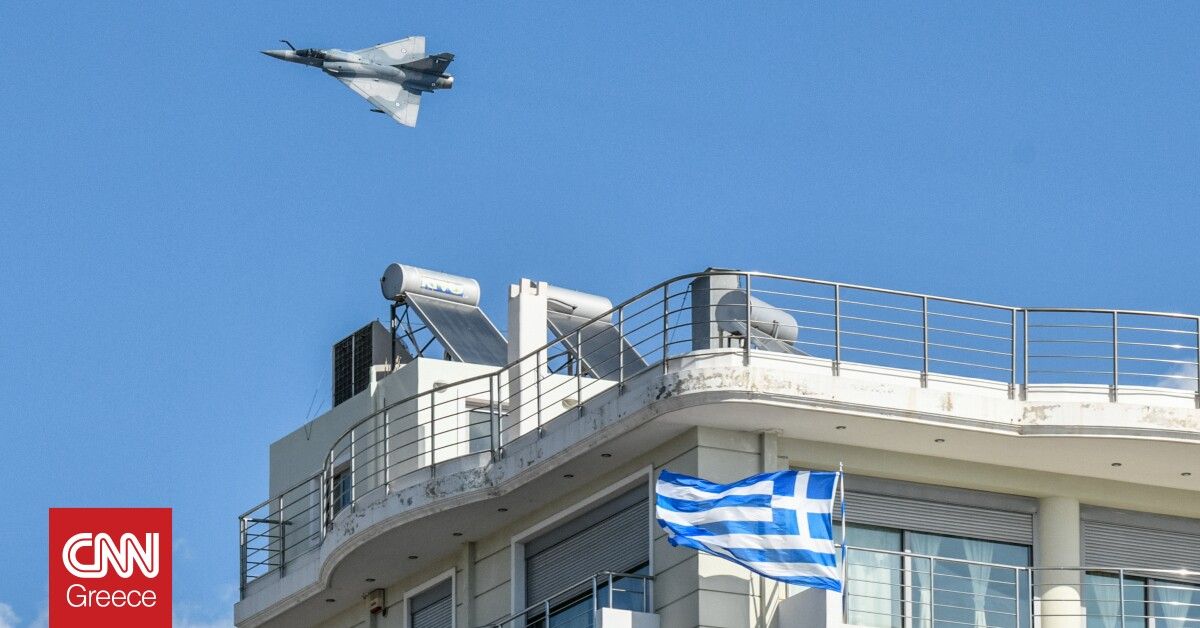 Στιγμιότυπα από την εντυπωσιακή επίδειξη της Πολεμικής Αεροπορίας στον ...