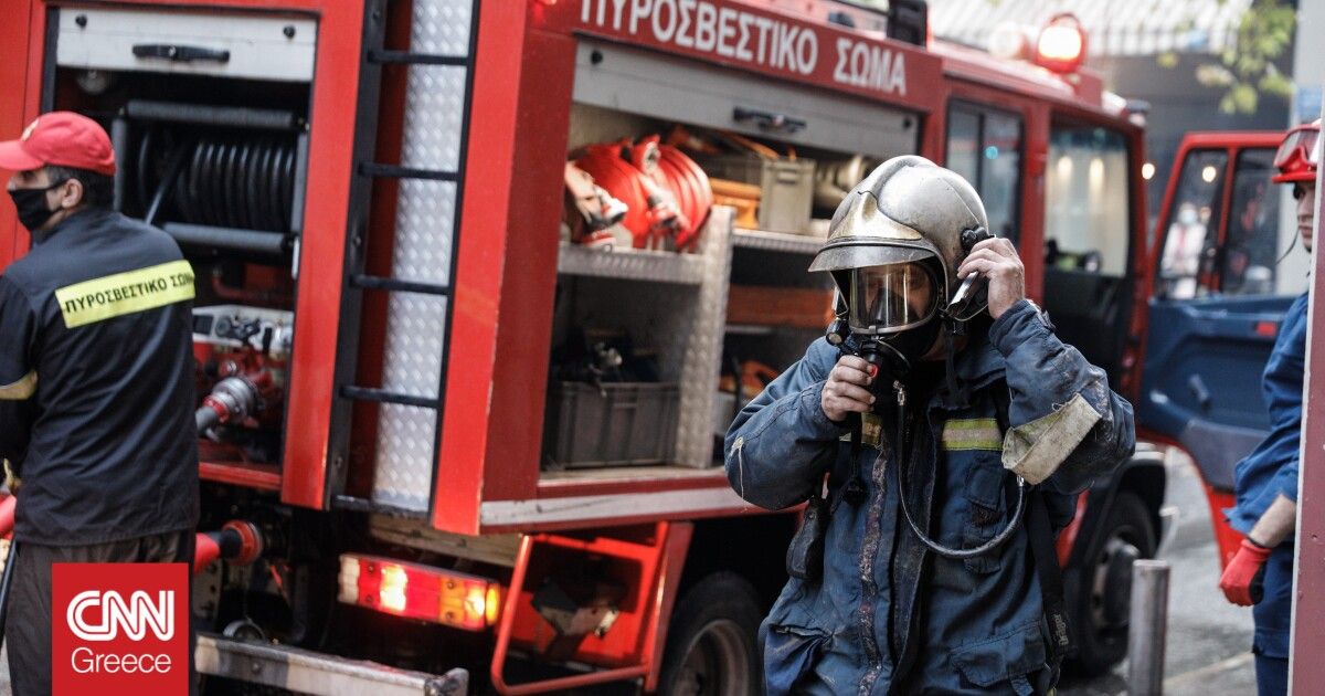 Φωτιά σε εγκαταλελειμμένο κτήριο στο κέντρο της Αθήνας: Επί τόπου η ...