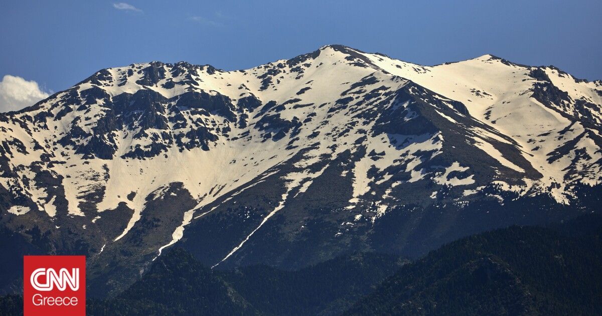 Τα πρώτα χιόνια έκαναν την εμφάνισή τους και στον Παρνασσό - CNN.gr