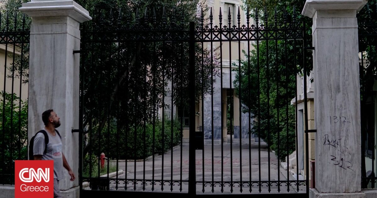 Άνοιξαν οι πύλες του Πολυτεχνείου για τον εορτασμό της 49ης επετείου ...