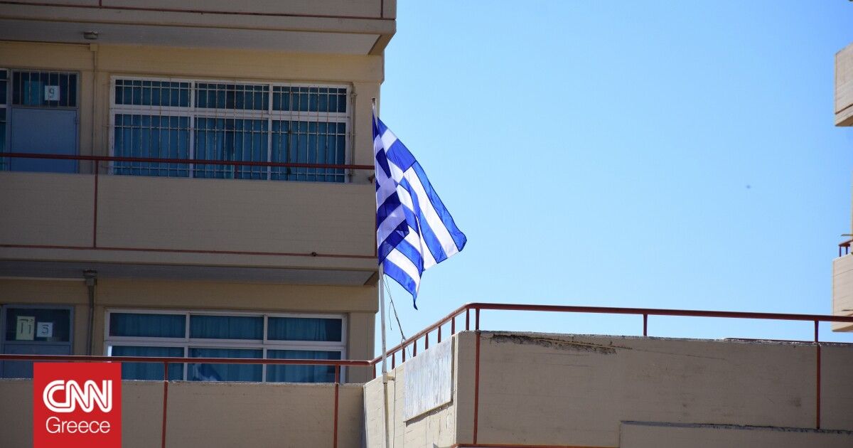 Κοζάνη: Μαθητής απειλούσε να πέσει από τη σκεπή επειδή τον απέβαλαν από ...