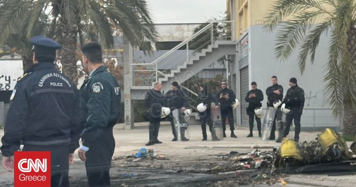 Ένταση στη διαμαρτυρία Ρομά στη Μεσογείων: Πετροπόλεμος και φωτιές σε ...