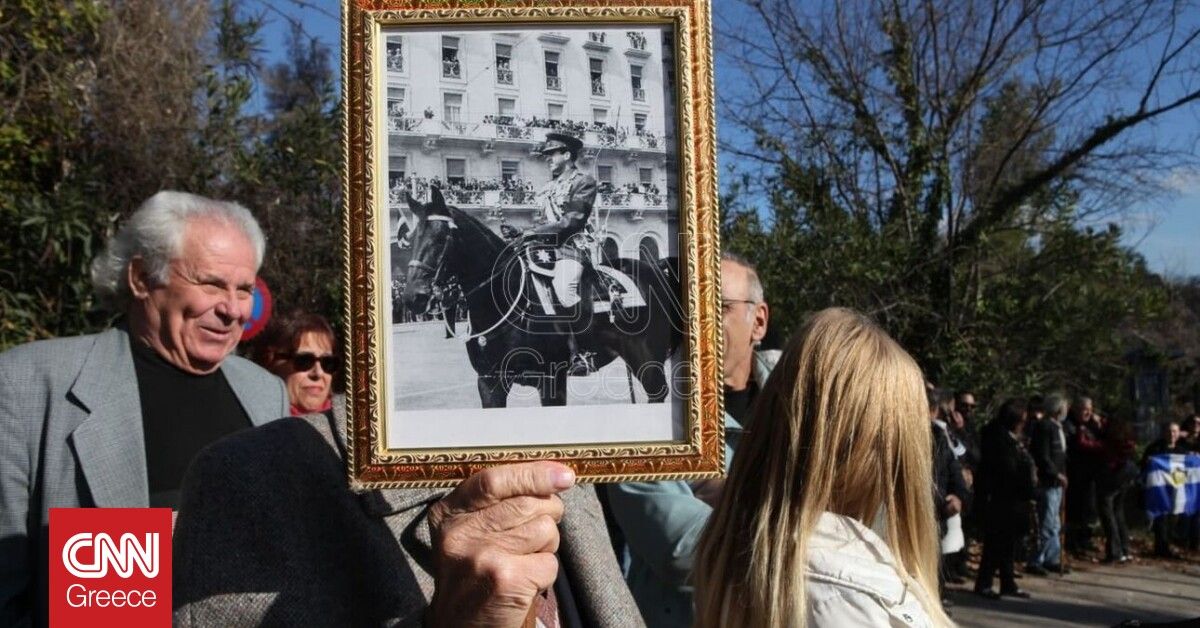 Τέως βασιλιάς Κωνσταντίνος: Κόσμος περιμένει την αυτοκινητοπομπή στο ...