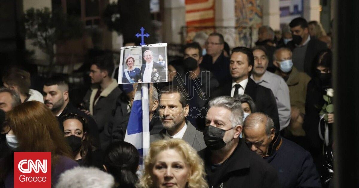 Τέως βασιλιάς Κωνσταντίνος: Πλήθος κόσμου στο μίνι λαϊκό προσκύνημα ...