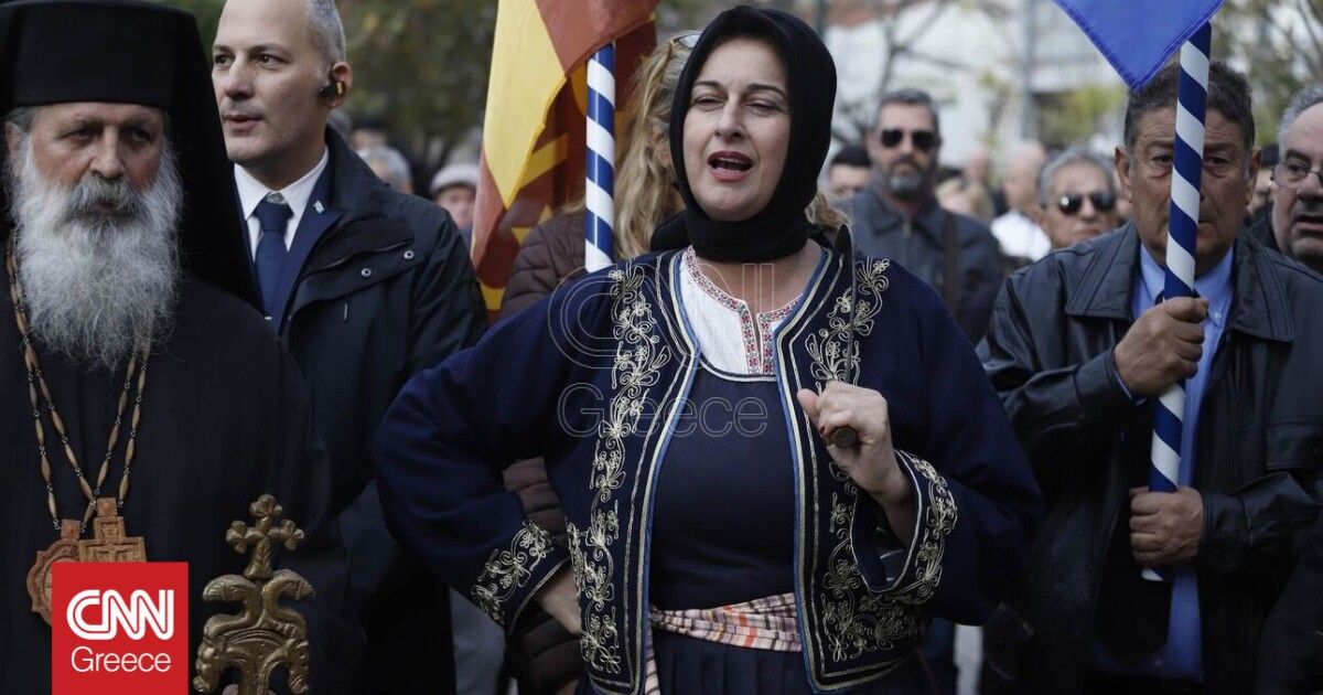 Τέως βασιλιάς Κωνσταντίνος: Μανιάτες με παραδοσιακές στολές στο λαϊκό ...