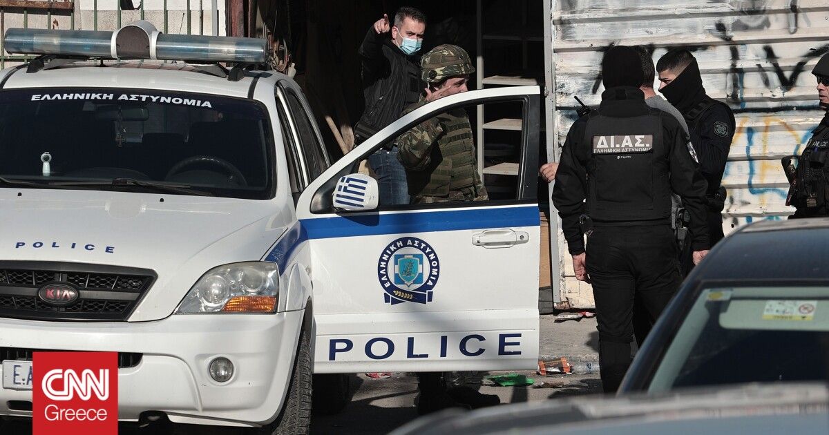 Θεσσαλονίκη: Συνελήφθη 27χρονος που μετέφερε παράνομα αλλοδαπούς - CNN.gr