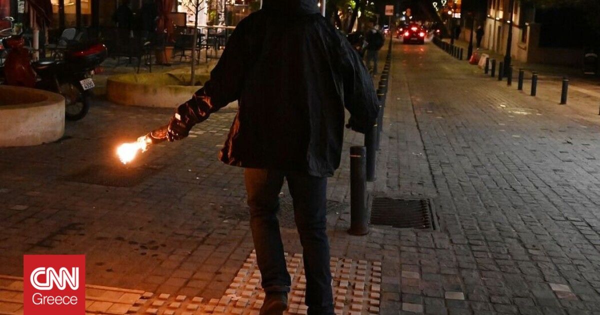 Εξάρχεια: Επίθεση με μολότοφ εναντίον αστυνομικών - Οι δράστες έγιναν ...