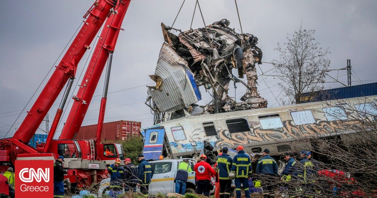 Σύγκρουση τρένων στα Τέμπη: «Δεν μας λένε τίποτα, ψάχνω το γιο μου ...