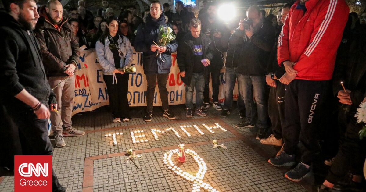 Θρήνος για τους νεκρούς στα Τέμπη - Αφήνουν λουλούδια σε σταθμούς ...