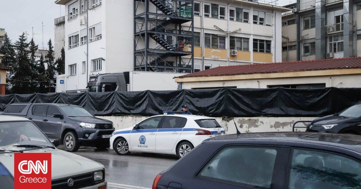 Τέμπη: Μαύρο πανί «κρύβει» τη μεταφορά σορών στο νοσοκομείο Λάρισας ...