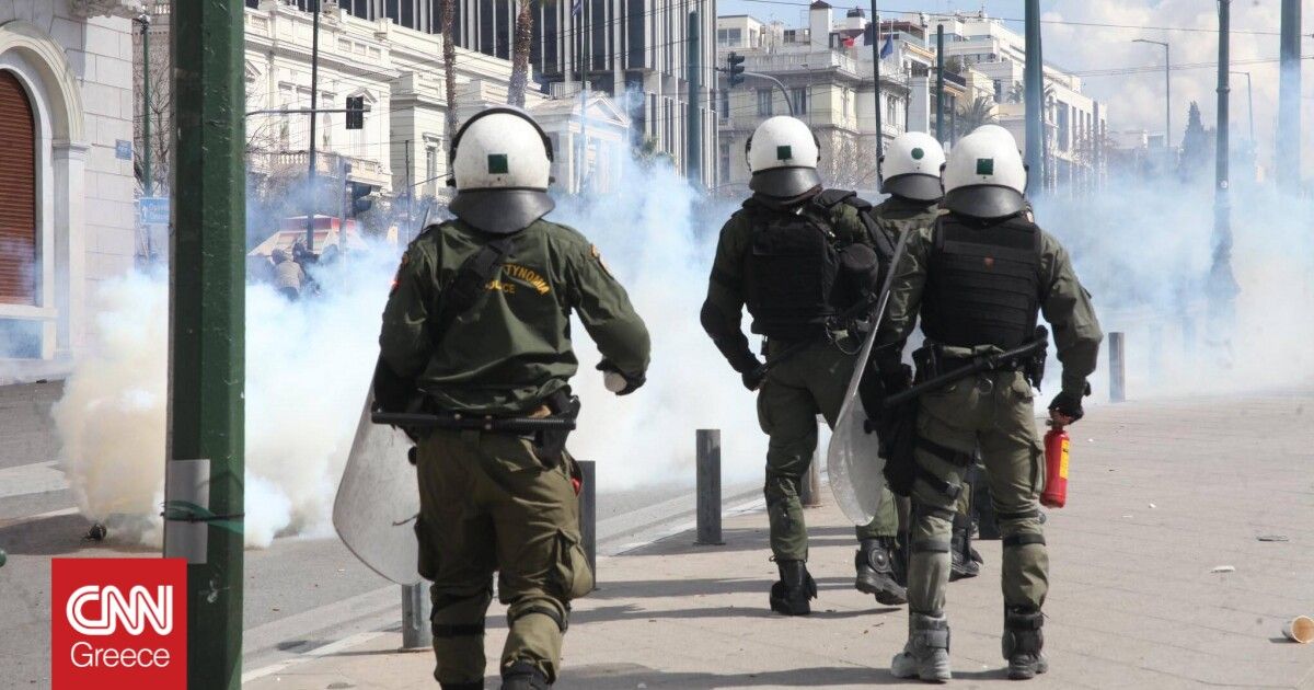 Χημικά και μολότοφ στο Σύνταγμα μετά το συλλαλητήριο για τα Τέμπη - CNN.gr