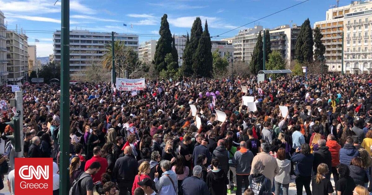 Μεγαλειώδης πορεία στο κέντρο της Αθήνας - Τα συνθήματα για τα Τέμπη ...