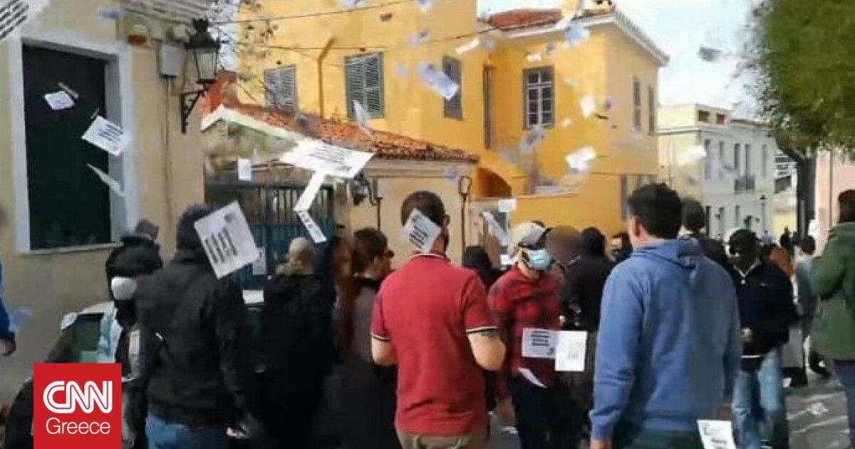 Ομάδα του Ρουβίκωνα στο σπίτι του Κώστα Αχ. Καραμανλή στην Πλάκα - CNN.gr