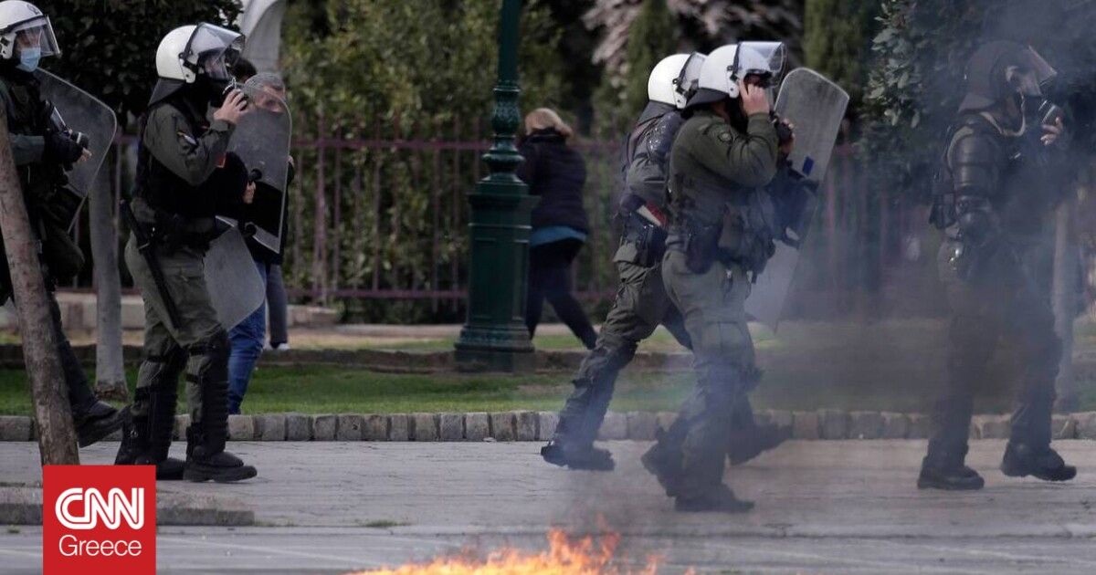 Επίθεση στην έδρα των ΜΑΤ στο Γουδί – Εκτόξευσαν μολότοφ από την ...