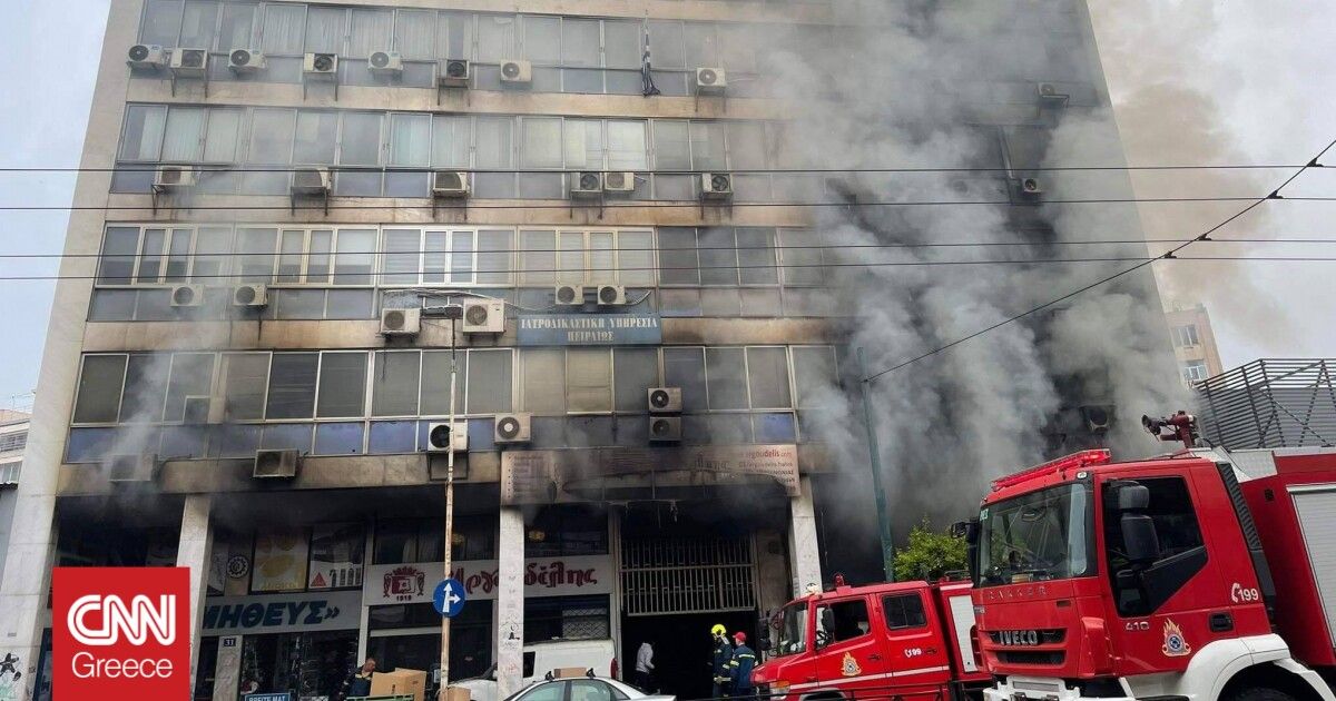 Υπό έλεγχο τέθηκε η φωτιά σε πολυκατοικία στον Πειραιά - CNN.gr