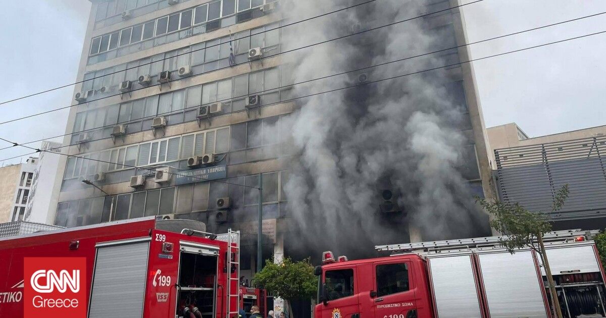 Φωτιά σε πολυκατοικία στον Πειραιά - Κινητοποίηση της Πυροσβεστικής ...