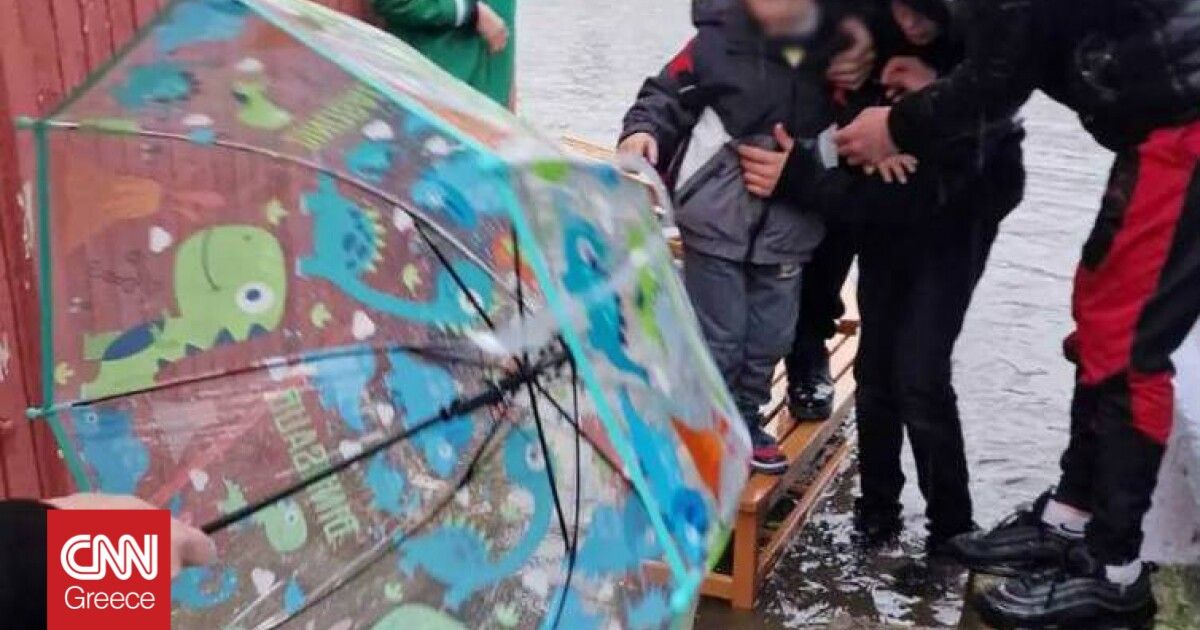 Πλημμύρισε νηπιαγωγείο στα Τρίκαλα: Στήθηκε «γέφυρα» από... παγκάκια ...