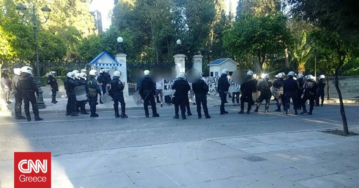 Προσαγωγές μελών του Ρουβίκωνα μετά από παρέμβαση στο Προεδρικό Μέγαρο ...