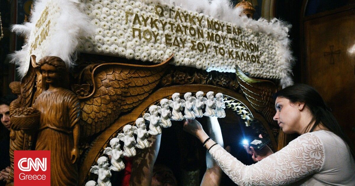 Επιτάφιος για τα θύματα των Τεμπών με 57 αγγελάκια και κατάλευκα άνθη ...