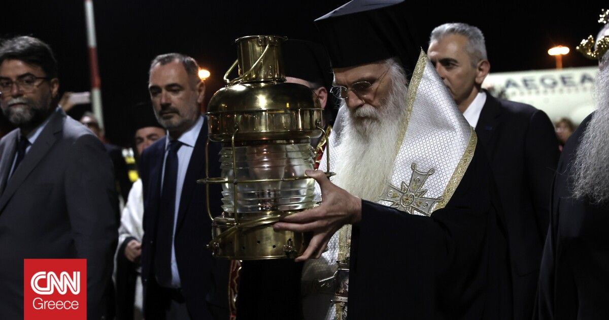 Με ειδική πτήση από τα Ιεροσόλυμα έφτασε στην Ελλάδα το Άγιο Φως - CNN.gr
