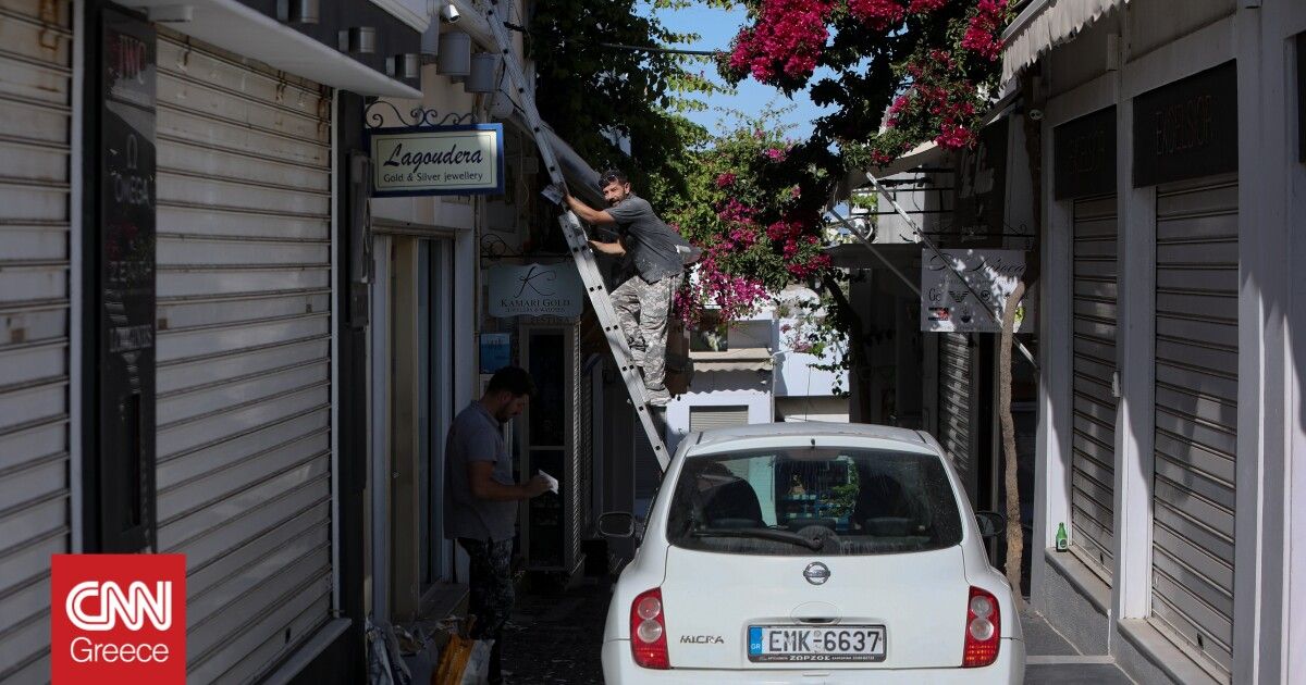 Αυτοκίνητο σφήνωσε σε στενό δρόμο στη Σαντορίνη - CNN.gr