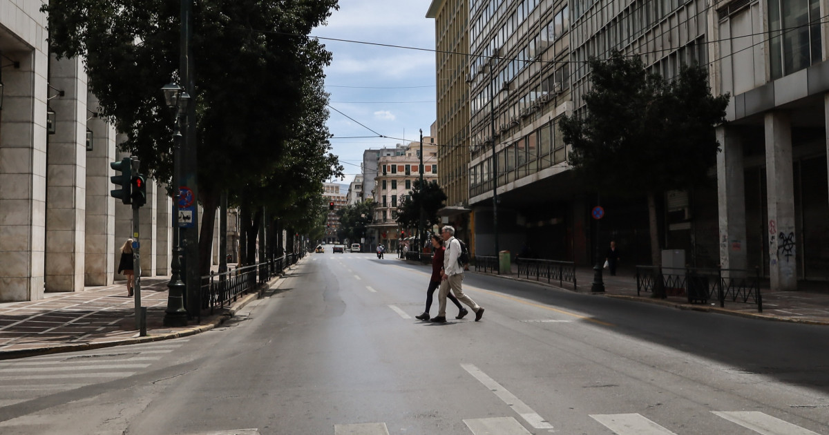 Ερήμωσαν οι δρόμοι της Αθήνας - Μαζική η έξοδος στα χωριά - CNN.gr