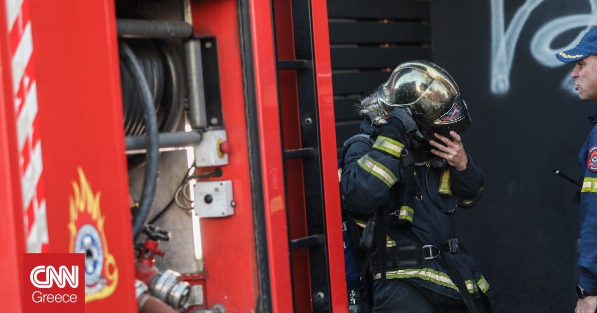 Συνεχίζει να καίει η φωτιά στα Μέθανα - Ενισχύθηκαν οι δυνάμεις της ...